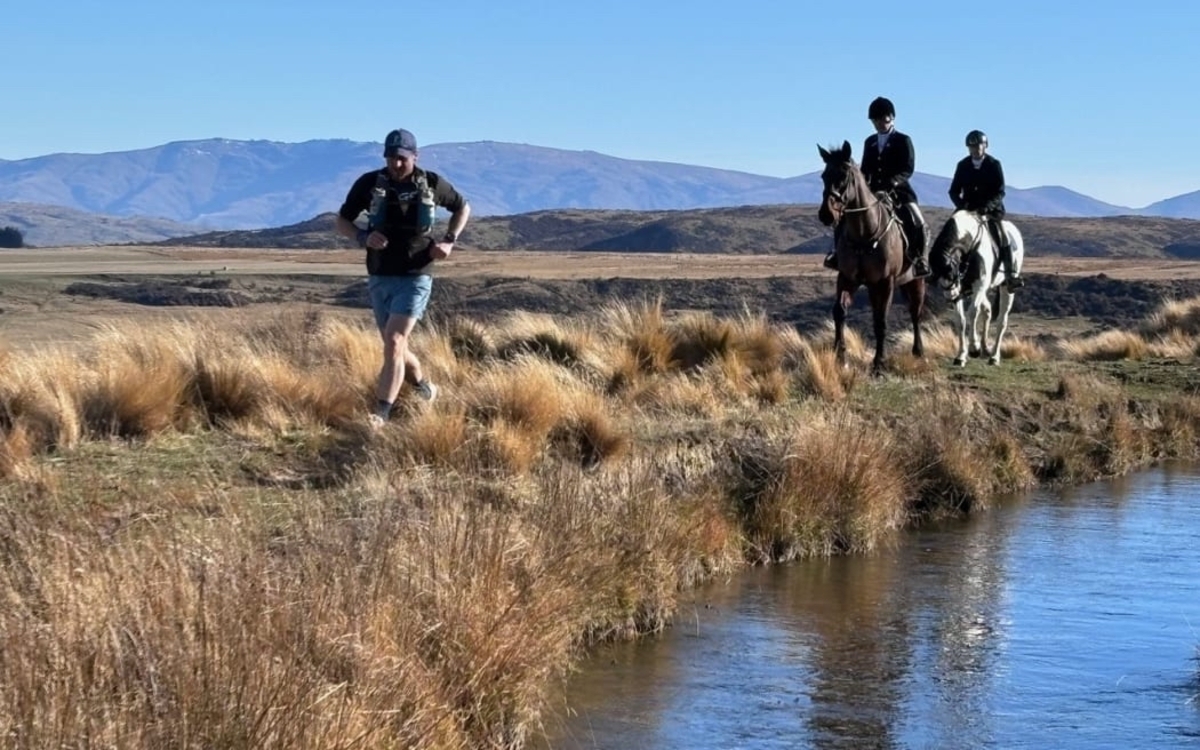 Two legs v four: New Central Otago race pits runners against riders